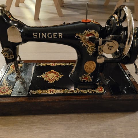 Gammel singer symaskin m oppbevarings skrin | FINN-torget