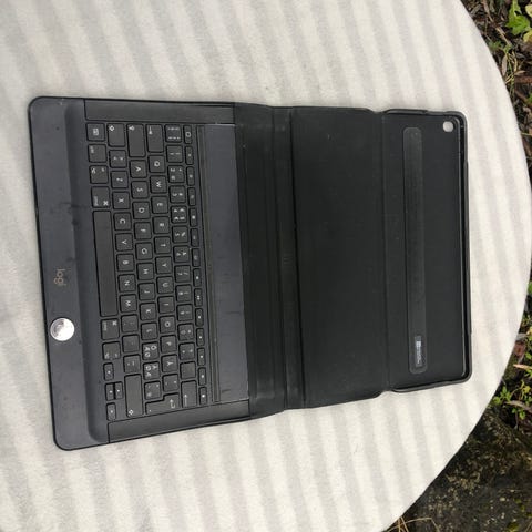 Logitech Slim Folio Pro tastatur for iPad Pro 11 | FINN-torget