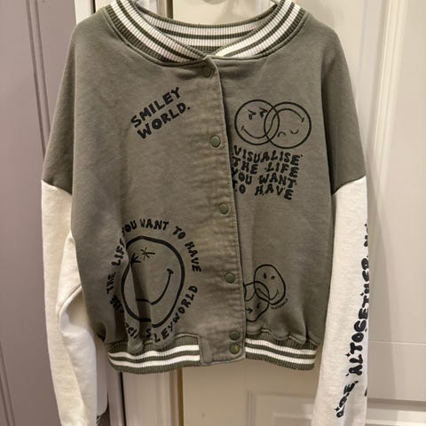 🖤🤍 Collegejakke, str 134/140, fra kappahl🩷🖤🤍 | FINN-torget