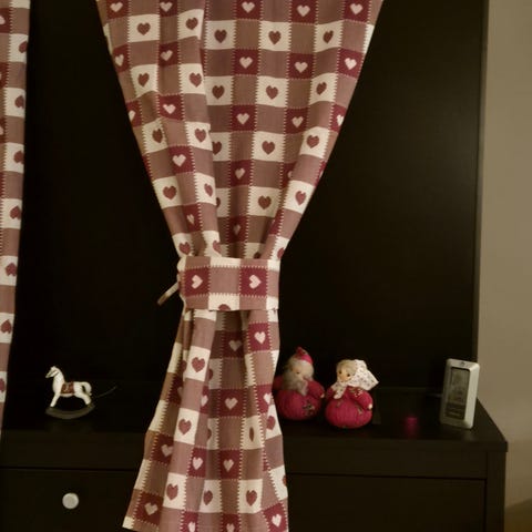 Gjennomsiktig rød gardiner til jul | FINN-torget