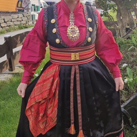 Fest drakt fra Idar Vollevik Large sort | FINN-torget