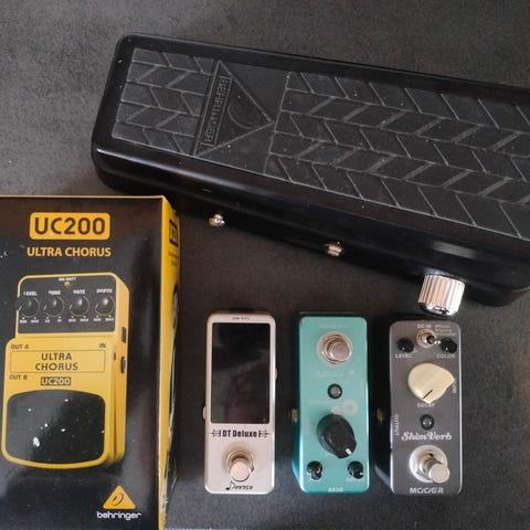 Gitarpedaler - Marshall Guv'nor Plus / Boss Bassman / DS-1 / Blackstar ...