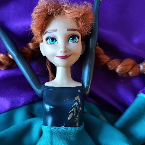 Elsa, Anna ( Hasbro 2018) og Kristoffer (Mattel 2013). Barbie dukker ...