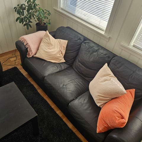 Stor sort skinnsofa, med sjesalonger | FINN-torget