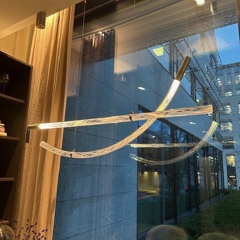 Elegant lampe selges fra utstilling - Hudson Valley Hendrix | FINN-torget