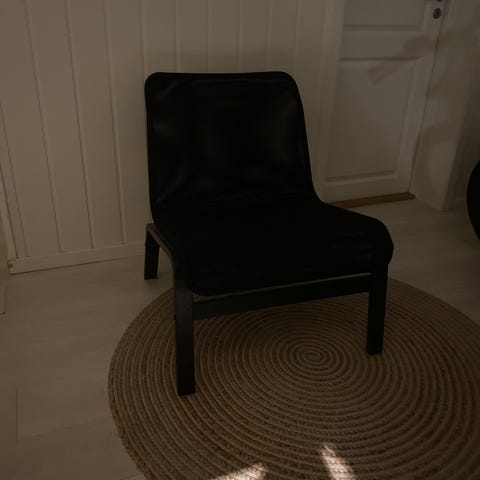 Sort fløyel stol+ stålampe fra idé skeidar, sidebord fra IKEA | FINN-torget