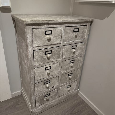 Grå kommode med fem skuffer, gammel stil | FINN-torget