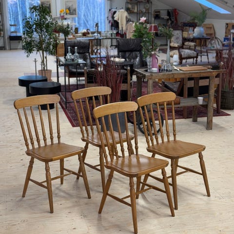 3 Flott designer stoler. Dypde 59, bredde 47 og høyde 80. ( 2 av ...