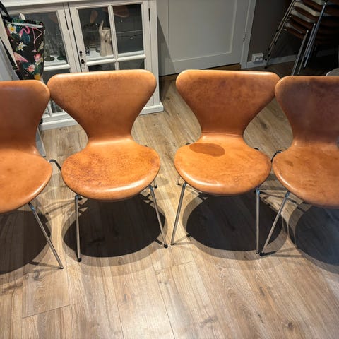 Arne Jacobsen syver stoler i cognac | FINN-torget