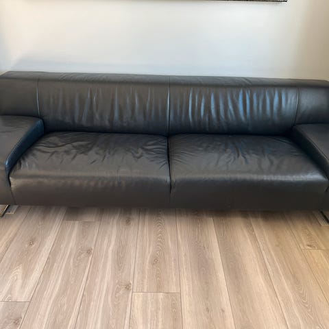 Sort skinnsofa | FINN-torget