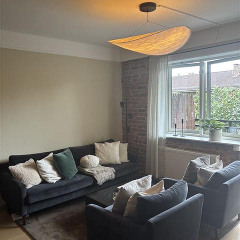 Lilly 3,5 seter sofa og to Bris stoler fra Brunstad | FINN-torget