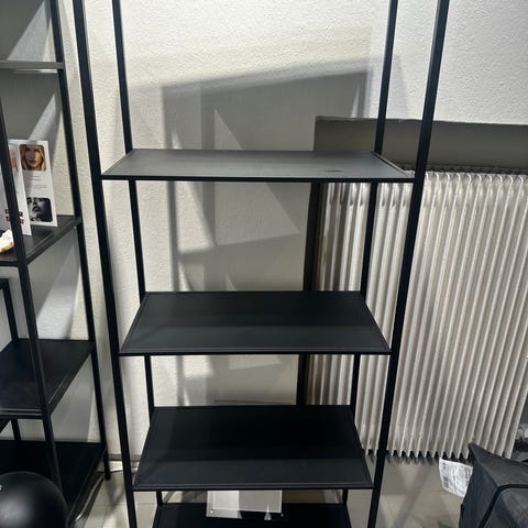 Sort hylle i metall - RESERVERT | FINN-torget