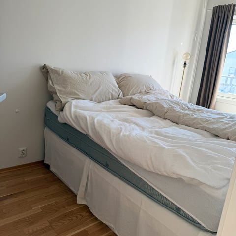 Seng med pult gis bort | FINN-torget