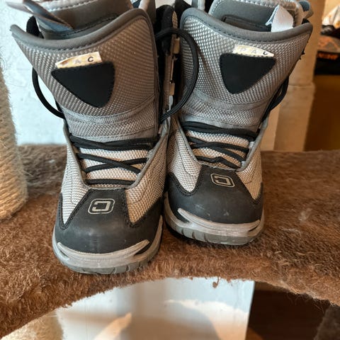 Snowboard sko for barn ligger ubrukt i boksen | FINN-torget