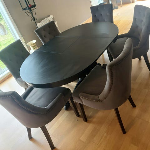 Pen sort spisestue med 6 stoler og uttrekkbart bord | FINN-torget
