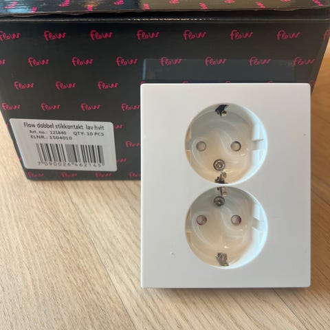 Schneider Dcl uttak med plugg og krok | FINN-torget