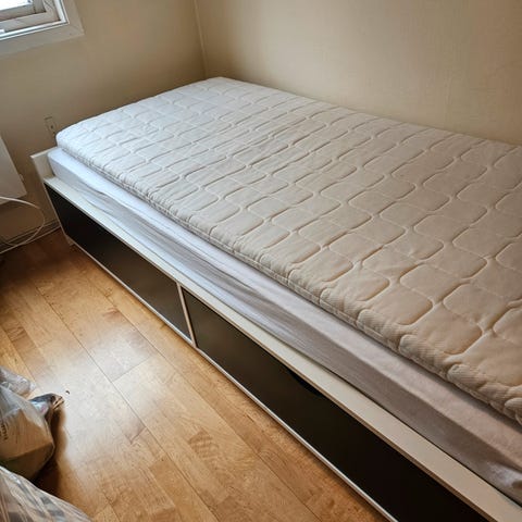 Seng med pult gis bort | FINN-torget