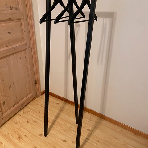 HAY Loop Stand Hall klesstativ (black) | FINN-torget