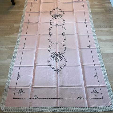 Duk i brodert i korssting | FINN-torget