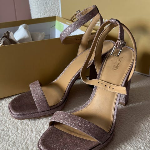 Michael Kors Hæler 39 svart med spenner | FINN-torget