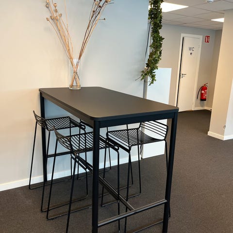 Flott sort rundt metallbord , som nytt😊 | FINN-torget