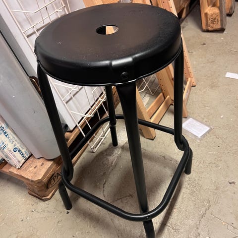 Bergmund barstol svart tre med Hallarp trekk beige | FINN-torget