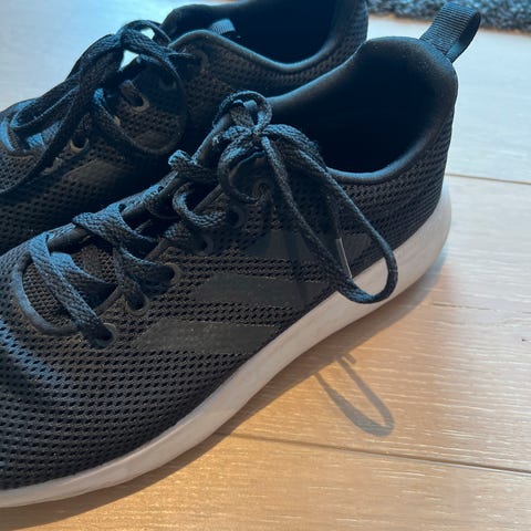 Adidas Sneakers 43 svart med hvite prikker | FINN-torget