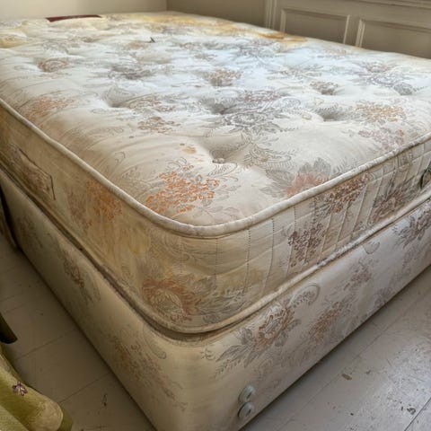 Seng med pult gis bort | FINN-torget