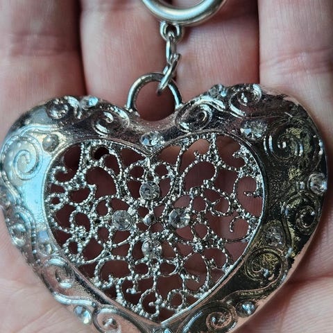 Veldig fint langt smykke med stor hjerte | FINN-torget