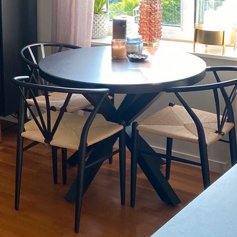 Søtt lite rundt bord med 3 stoler | FINN-torget