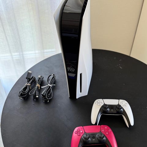 Ønsker å kjøpe PS5 Disc Edition 1TB med 2 originale kontrollere | FINN ...