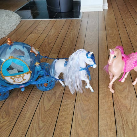 Barbie hest med vogn | FINN-torget