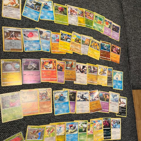 Stor Pokémon-samling – 909 ekte kort! Paradox Rift + Mega Evolution ...