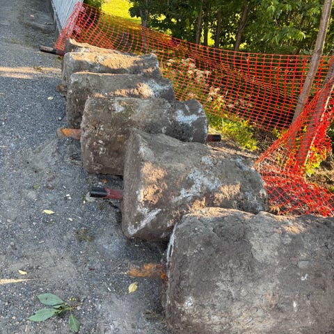 2 gjerdemoduler + 4 betongelementer gis bort. | FINN-torget