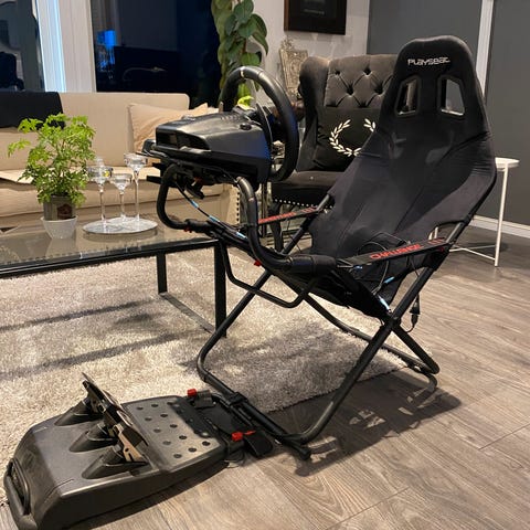 Playseat med Logitech ratt, pedaler og girspake. | FINN-torget