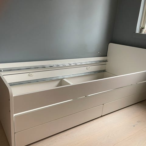 Seng 140 x 200 cm (IKEA type SONGESAND) inkl. ribbebunn og madrass ...