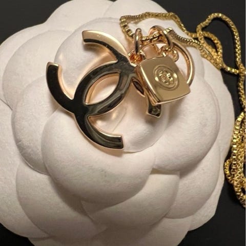 Unike øredobber Chanel redesign Med perle bak 🤍 | FINN-torget