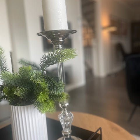 Skjenk med gull eller sorte håndtak. | FINN-torget