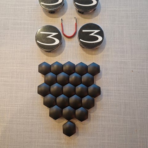 Senterkopper til Tesla model 3 ( 3 tall rødt ) | FINN-torget