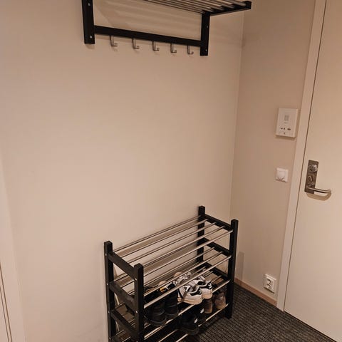 Hylle med 5 knagger til barnerom lyseblå med piratmotiv | FINN-torget