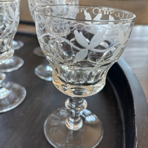Ferskenfarget vinglass med gravert druedekor | FINN-torget