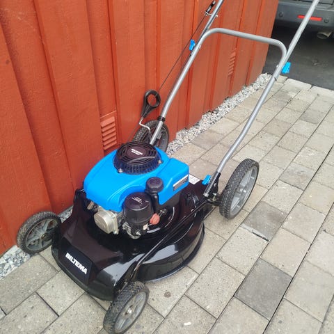 Eldre partner gressklipper. | FINN-torget