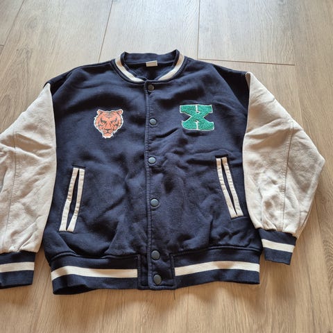 🖤🤍 Collegejakke, str 134/140, fra kappahl🩷🖤🤍 | FINN-torget