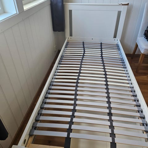 Solid og god seng med ny madrass gis bort | FINN-torget