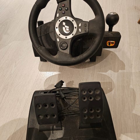Logitech G29 ratt og pedaler +girspak | FINN-torget