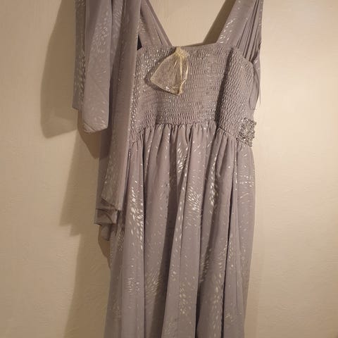 Gull kjole fra Floyd | FINN-torget