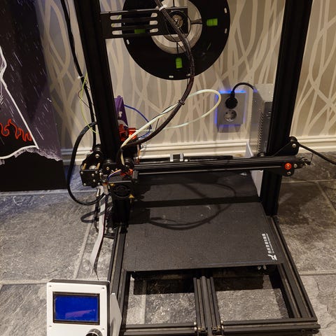 Svært lite brukt Ender 3D V2 Printer. Har printer 3 ting på denne ...