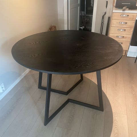 Rundt sort spisebord - lite brukt og i pen stand | FINN-torget