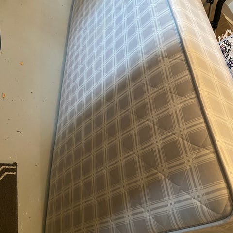 Seng med pult gis bort | FINN-torget