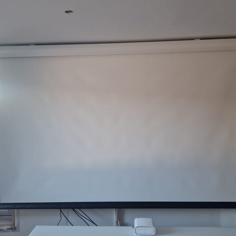 Proff elektrisk 100" lerret Dynagrey | FINN-torget